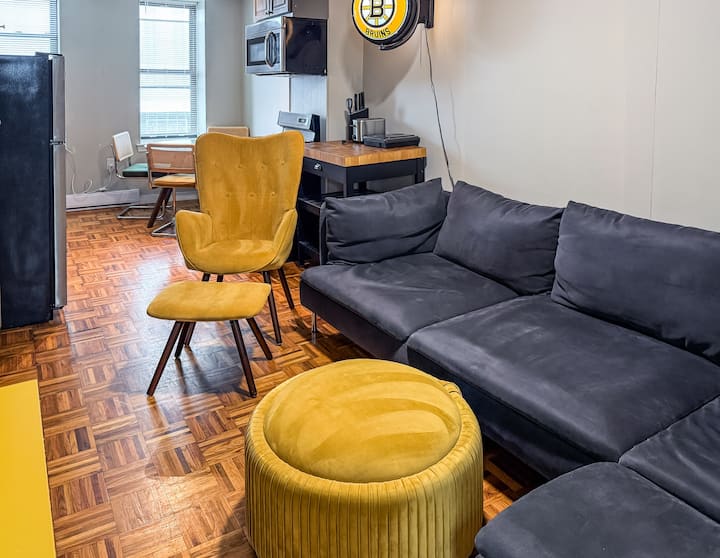 (42l5) Celtics Bruins Td Garden Outside Your Door! - Boston