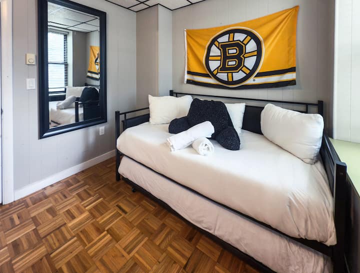 (42l3) Celtics Bruins Td Garden Outside Your Door! - Chinatown - Boston
