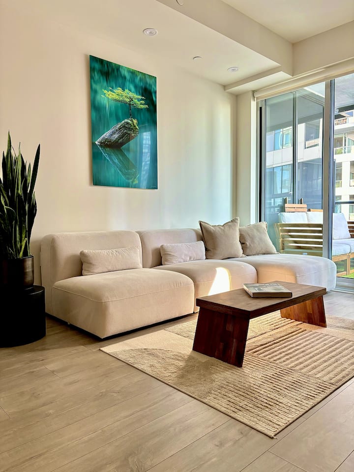 Luxury King West Suite | Gym, Pool & Free Parking - Ontario
