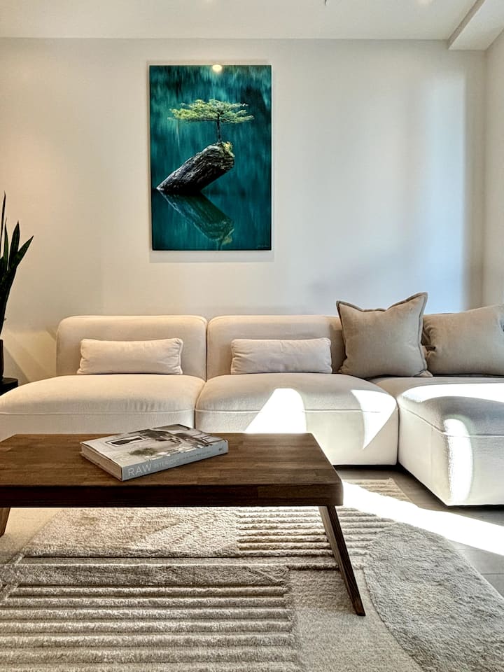 Luxury Downtown King West Suite | Pool + Parking - Toronto, ON