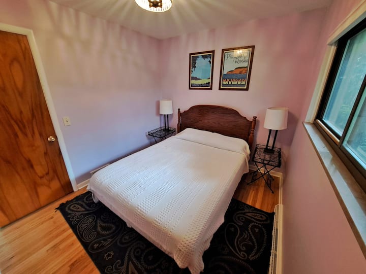 Private Room In Shared A2 House: Lavender Room - Ann Arbor