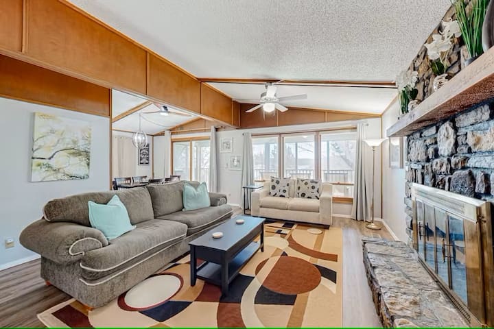 Lakefront Retreat | Screened Porch, Game Room - 比弗湖