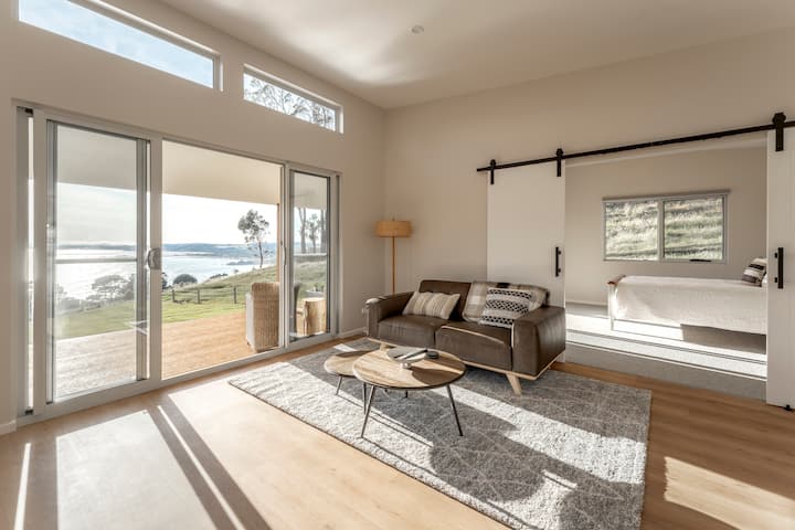 Couples Retreat With Outdoor Bath & Ocean Views - Penguin