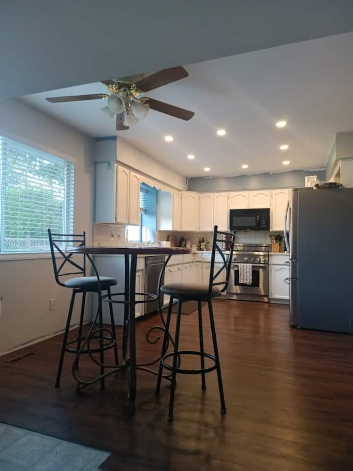 Quiet Home, Pvt Bath, Breakfast & Kitchen - Surrey