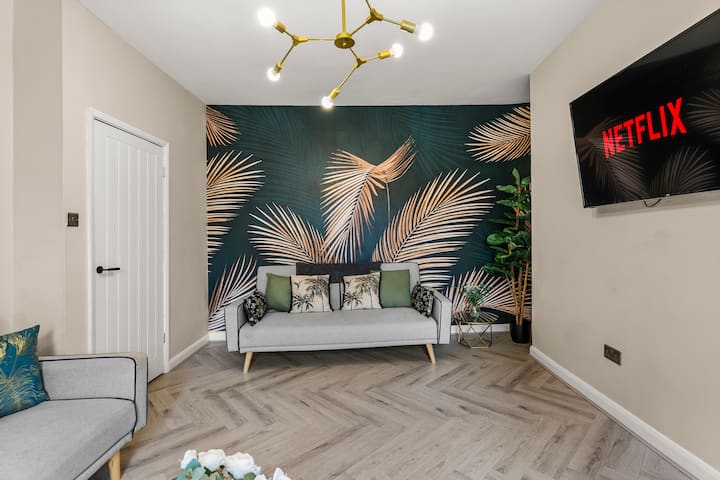 The Gatsby | 3 Bed Penthouse & Harbour Views - Whitby