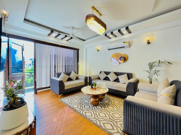Urban Retreat With Stylish 3bhk Hideaway In Delhi - Delhi