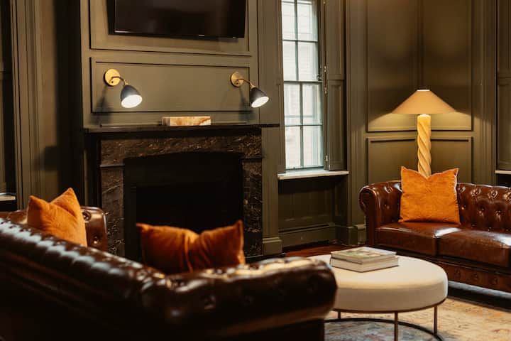 Vintage Vogue • 2 Bed - Brown Uni • Risd - Providence, RI