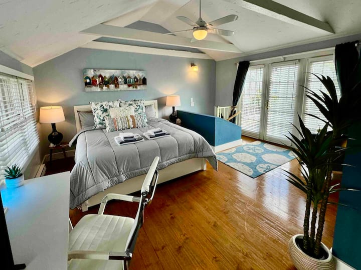 King Bed - 1.5 Baths - Parking - Amazing Location! - Provincetown, MA