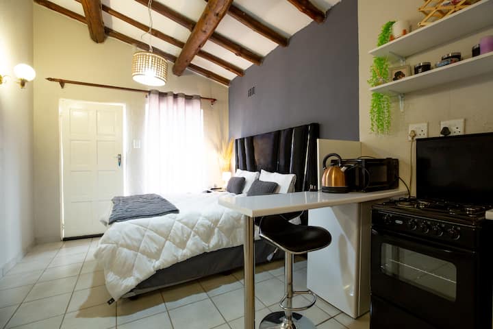 Relax In Nature Cottage- Close To Or Tambo Airport - Tembisa