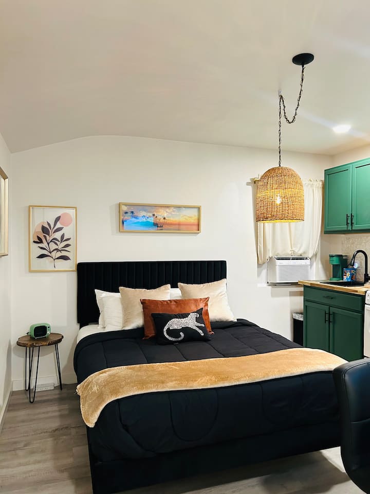 Luxe 2br Bungalow Retreat | Spa Bath | Kitchen La - Los Angeles, CA