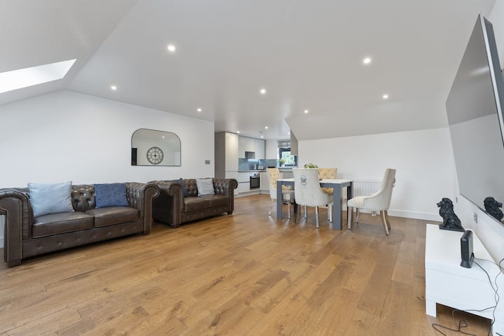 Outstanding 2- Bed Pent House - Croydon, UK