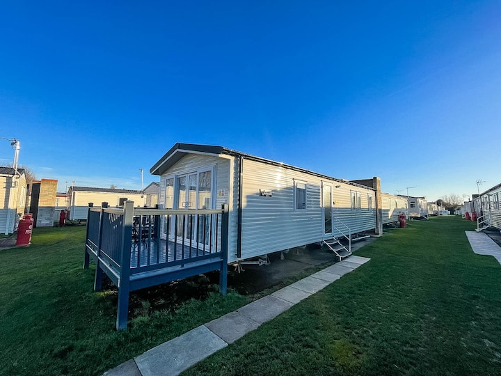 Caravan With Decking At Naze Marine Ref 17145p - Frinton-on-Sea
