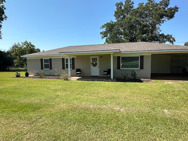 Home In Dothan      Quiet Area Outside The Circle - Dothan, AL