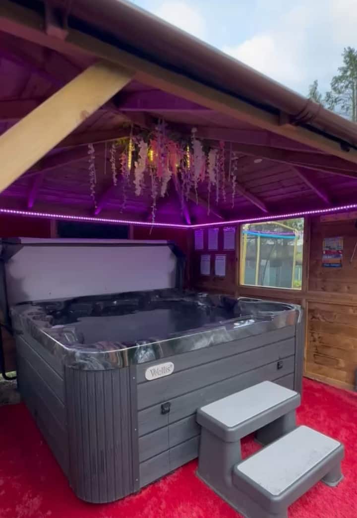 Finn Village - Raspberry Cottage & Private Hot Tub - Loch Lomond
