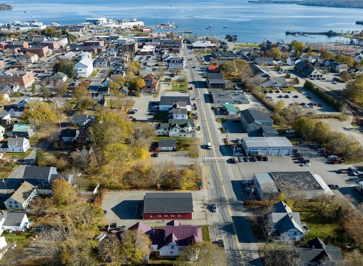 2 Bedroom 2 Bath, Hot Tub! - Rockland, ME