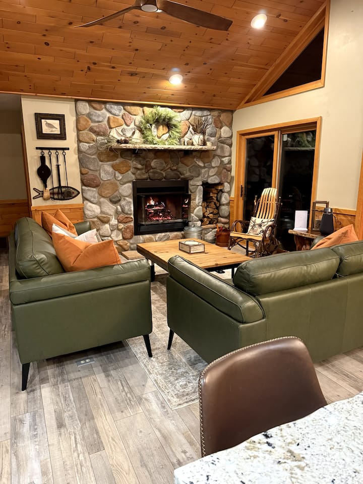 4 Bdrm/3ba Nwoods Lake Home. On Snowmobile Trails! - Lake of the Torches Resort Casino