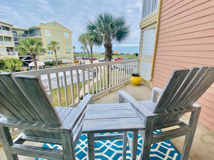Rollin’ Tides! Beachfront! Sleeps 6! On Seawall! - Galveston Beach