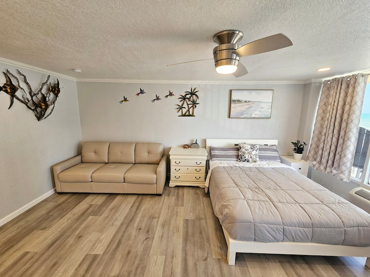 Ocean View 6th Floor Condo - Daytona Beach, FL