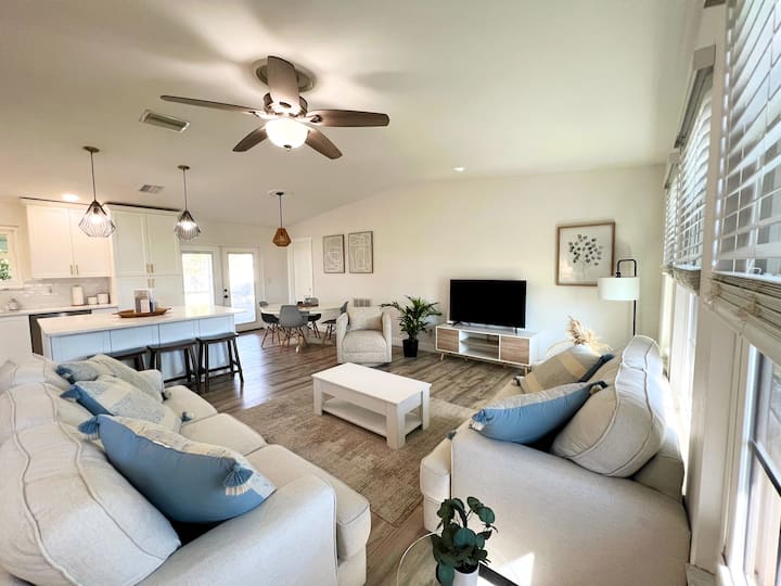 Home In Sunny Cape Coral, Bbq, Fenced Yard, Lanai - Cape Coral, FL