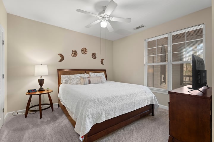 Crossroads 1br With Lakeview - Cary, NC