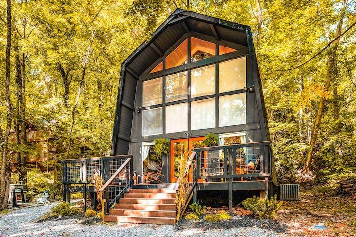 Fall Foliage | Hot Tub • Fireplace • Dogs Ok - Gatlinburg, TN