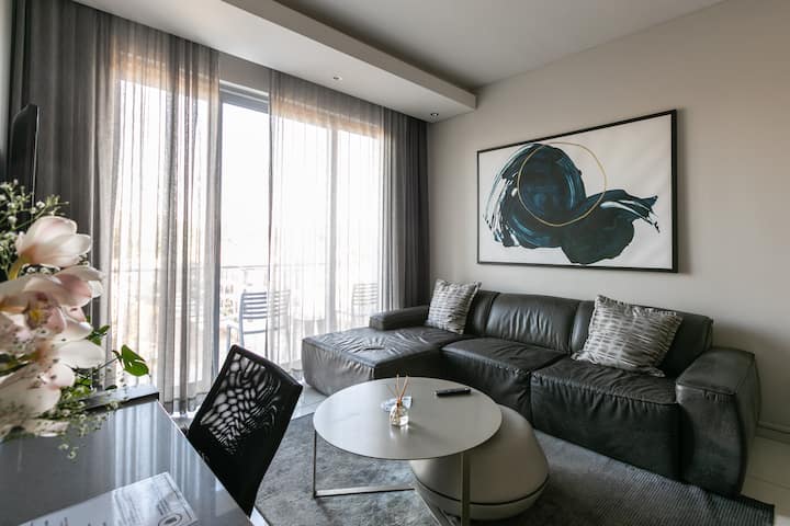 Beautiful Apartment In Sandton. No Loadshedding! - Sandton