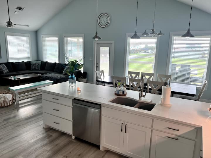 Singing Pelican - Newly Built Coastal Home - Bayside, TX