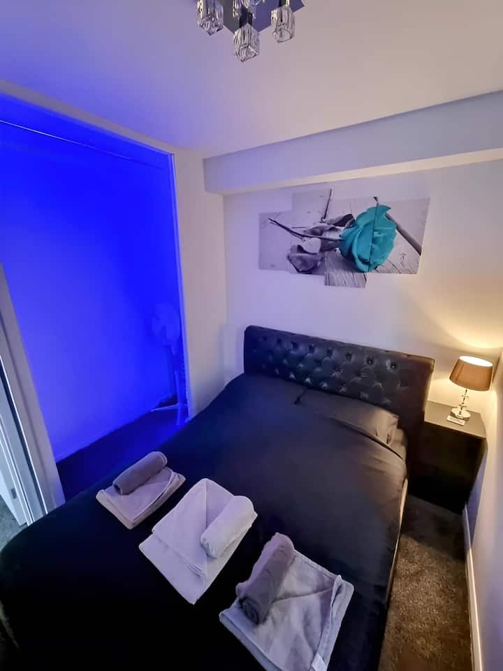 Sleek & Stylish - West Ham Apartment With Parking - Canning Town - London