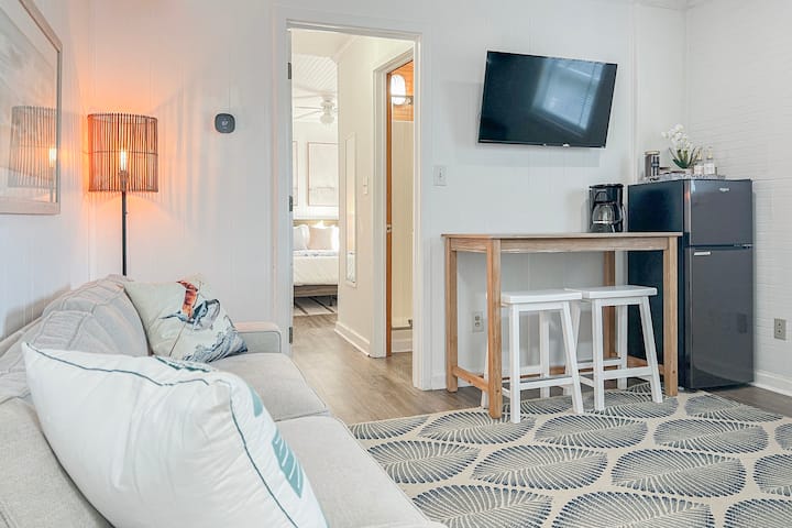 Mins 2 Beach | Light & Airy | King Bed | Dogs Ok - Frisco, NC