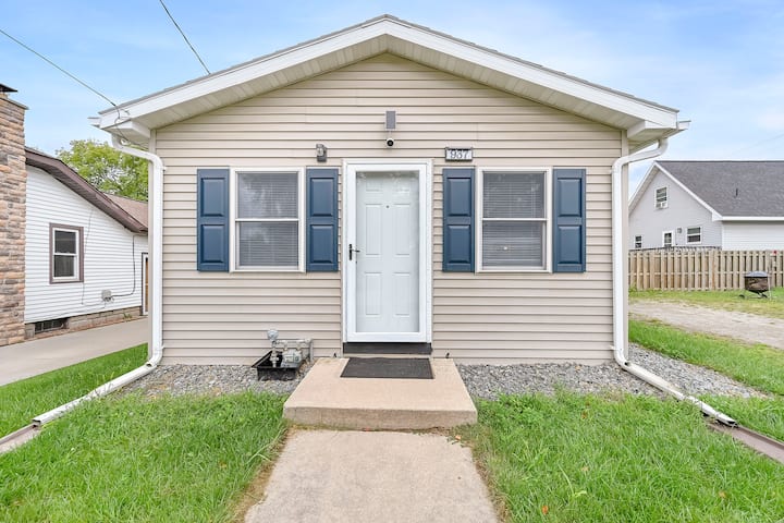 Stay In Our Tiny House! 3 Miles From Lambeau Field - Green Bay, WI