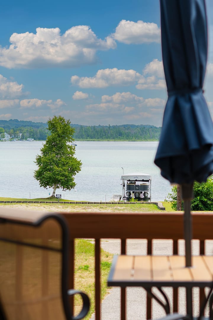 Cottage On Elk Lake + Add'l Apartment | 2 For 1! - Elk Rapids, MI