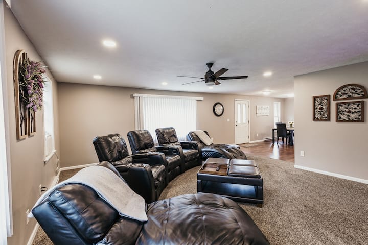 *New* Hot-tub! Spacious/updated Mqt Township Home! - Marquette, MI
