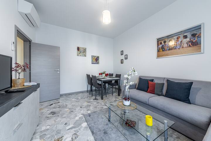 Near Porta Romana - Five Stops To Piazza Duomo - Milan Linate Airport (LIN)