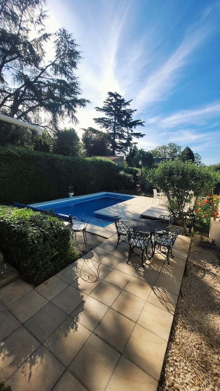 ¡Amplia Casa, 5 Habitaciónes! Excelente Ubicación! - タンディル