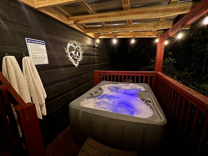 Cabin | Hot Tub • Fire Pit • Arcade Games - Pigeon Forge, TN