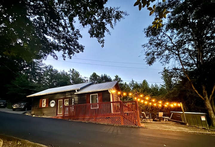 Cabin W/ Hot Tub, Fire Pit, Complimentary Coffee! - Pigeon Forge, TN