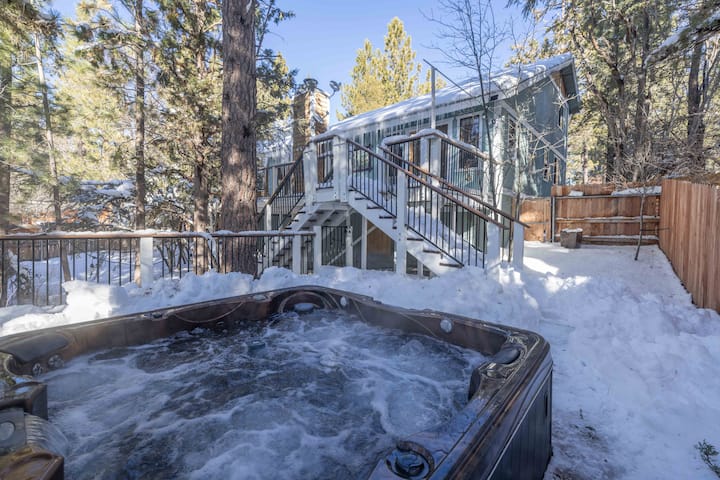 Alpine Retreat, Spacious And Central With Hot Tub! - Big Bear Lake, CA
