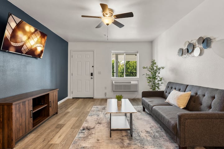Close To City Life | Free Parking - Reno