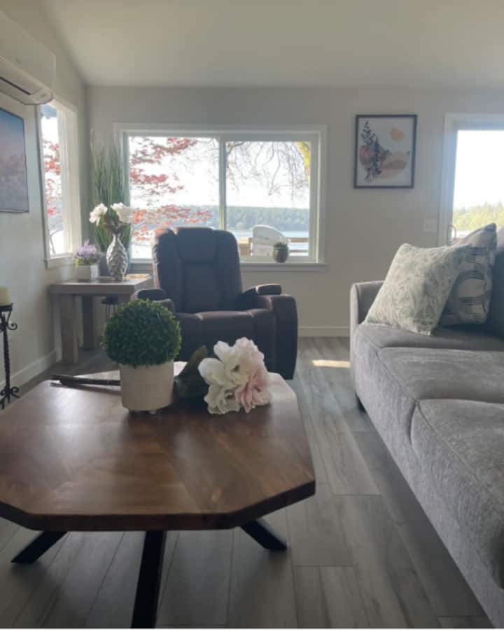 Sunset Beach House - Private Waterfront Getaway - Shelton, WA