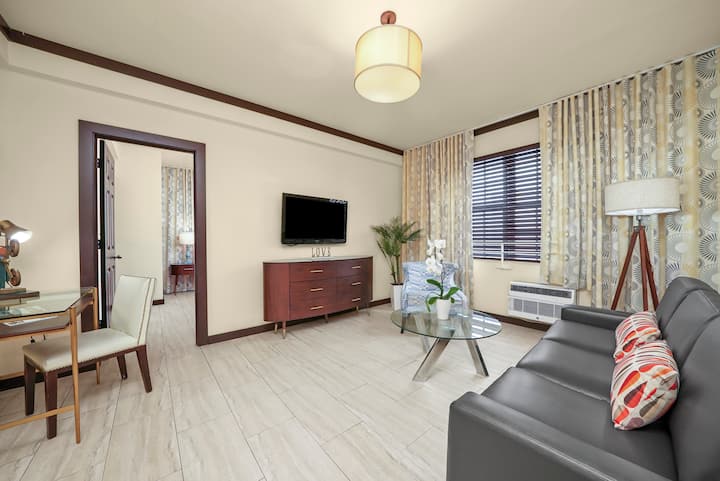 Family Beach Escape | 2br W/ Pool & Kitchen - South Beach, FL