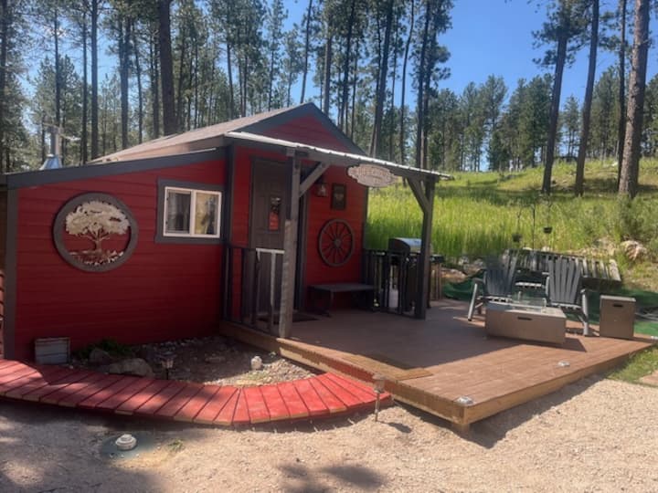 Cozy Red Cabin - Custer, SD