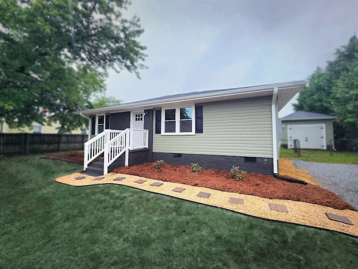 Entire House (2br, 1b, Office) Close To Downtown - Travelers Rest, SC