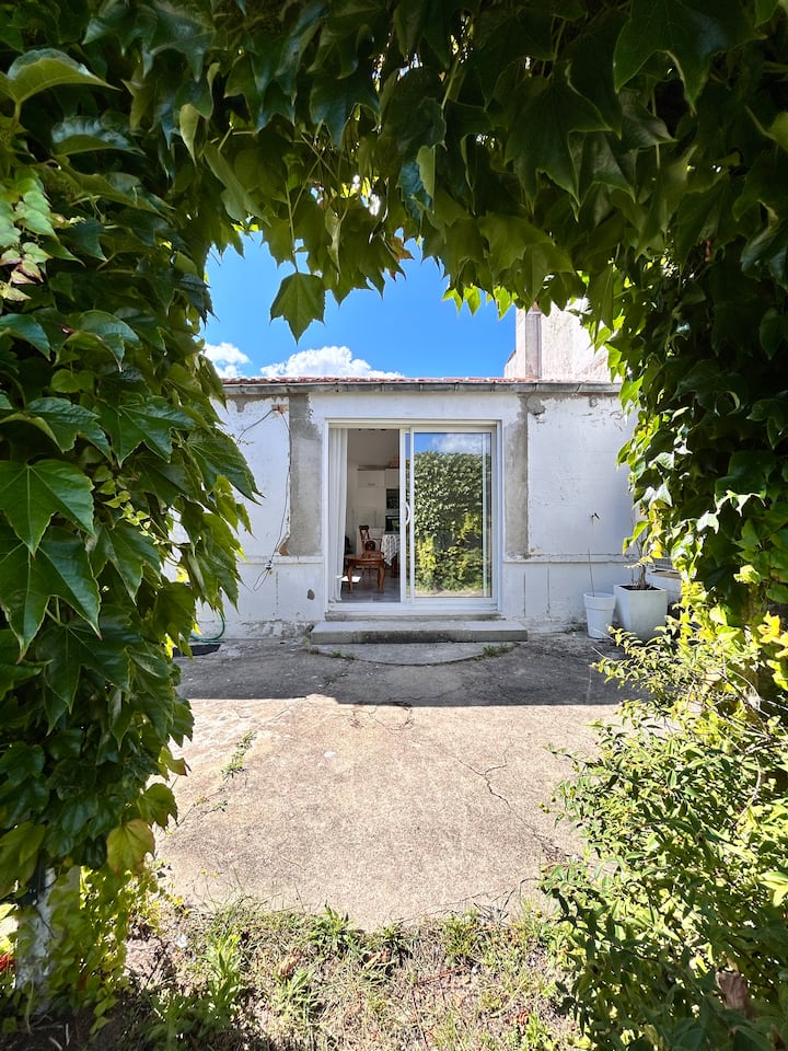 Chez Pierrot: Au Pied Du Pont De L'île Doléron - Saint-Trojan-les-Bains