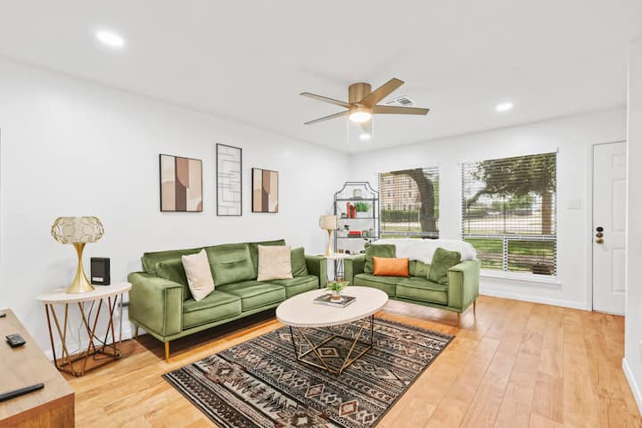 The Wildflower Townhome - Bryan, TX