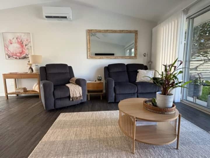 Quiet Modern Haven With Chefs Kitchen. - Port Macquarie