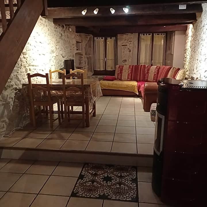 Maison De Village Dans Un Bourg Fortifié - Morestel
