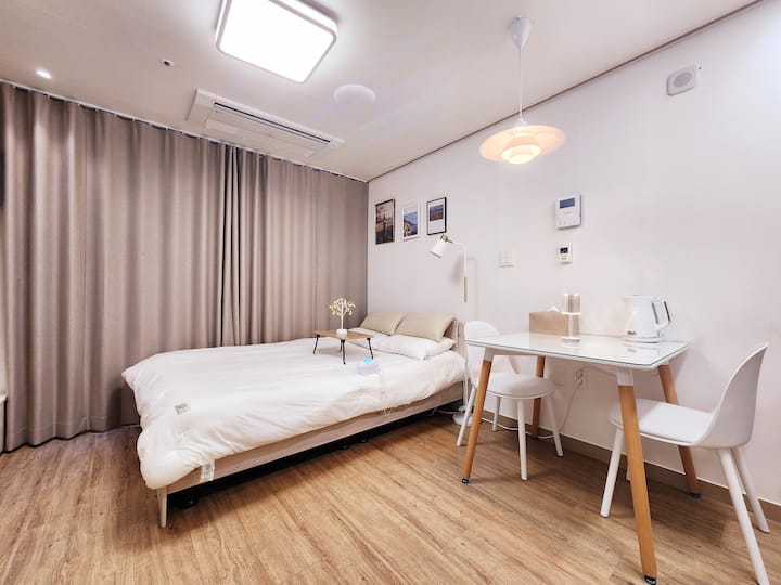 [친구네집]공항10분#동문시장5분#단독테라스#라면,생수 무제한#넷플릭스.유튜브+무료주차~ - Jeju-si