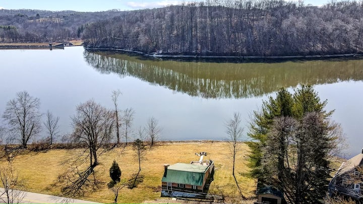 Decorated For The Holidays! Lakefront + Hot Tub - Logan, OH