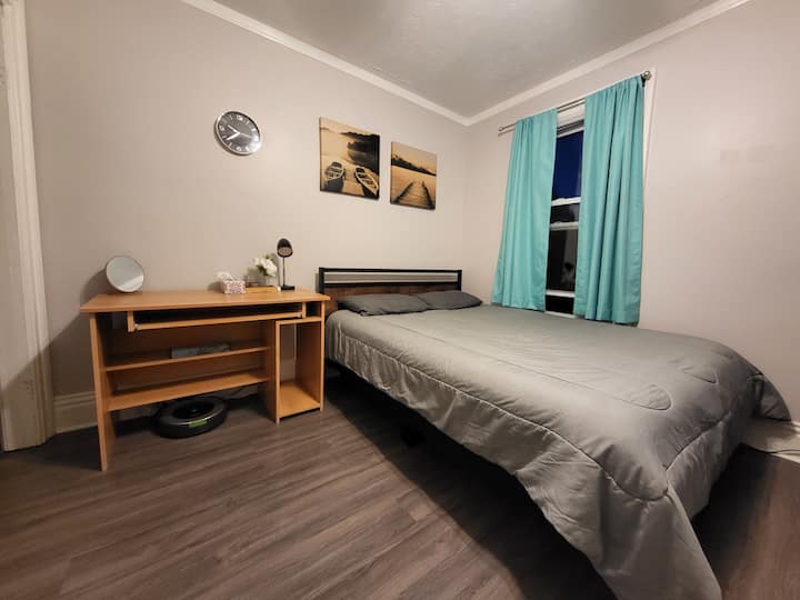 Queen Size Guest Bedroom With Fast Wi-fi - Durham