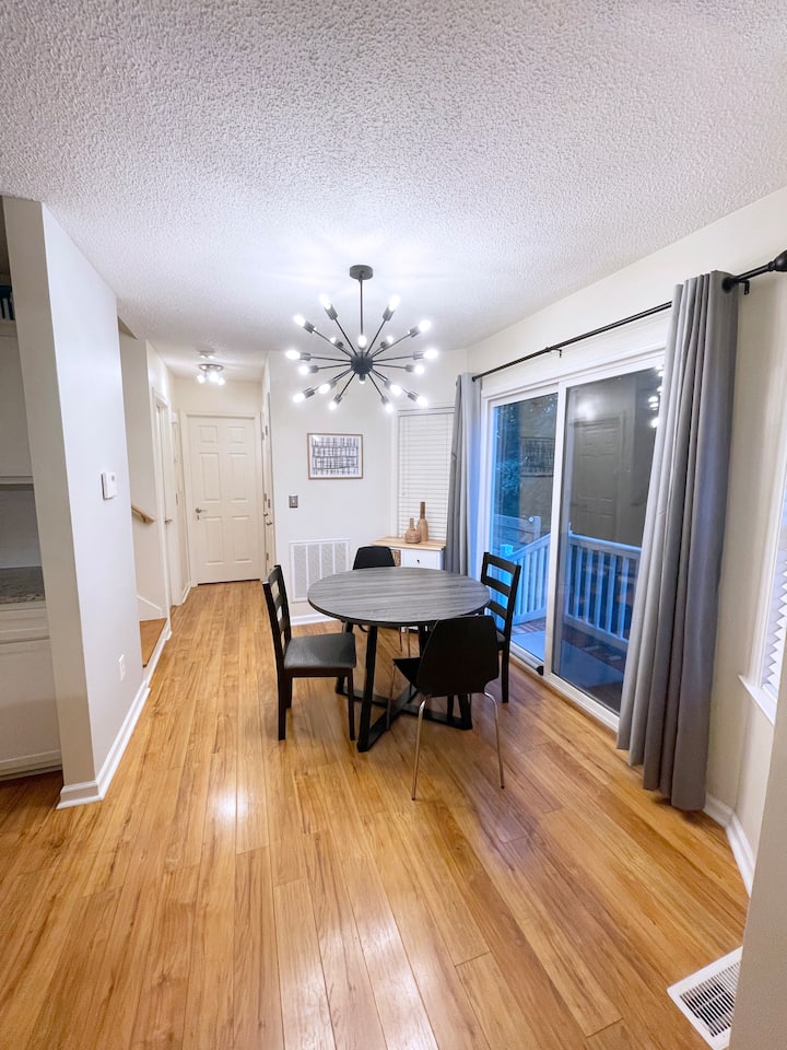 Modern King Comfort In Artistic Downtown Retreat - Winston-Salem, NC